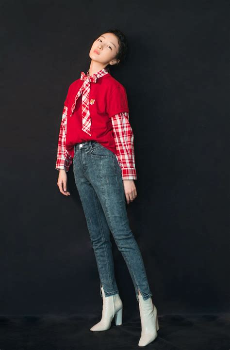 周冬雨格子上衣清新阳光 洒脱短发显露中性美感 眼界，放眼世界