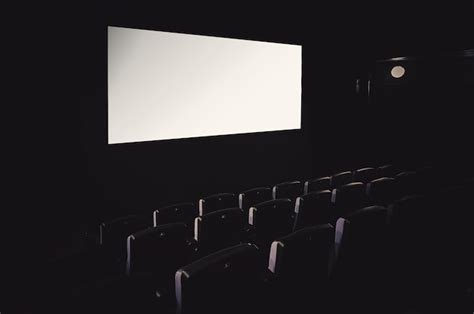 좌석이 있는 시네마 화이트 스크린 프리미엄 사진
