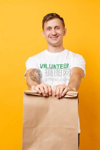 身穿白色T恤的男子肖像写着绿色标题志愿者拿着空白工艺纸袋高清图片下载 正版图片505690976 摄图网