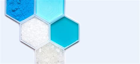 육각형 분자 모양의 용기에있는 화학 성분 구리 황산염 헤어 컨디셔너 폴리에틸렌 샴푸 액체 및 티오 황산나트륨 상단 보기 황산 코발트에 대한 스톡 사진 및 기타 이미지