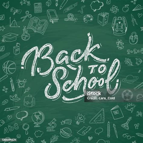 학교 항목과 요소 낙서 스타일녹색 칠판에 흰색 분필로 학교 텍스트 그리기로 돌아갑니다 벡터 일러스트 배너입니다 로고에 대한 스톡 벡터 아트 및 기타 이미지 Istock