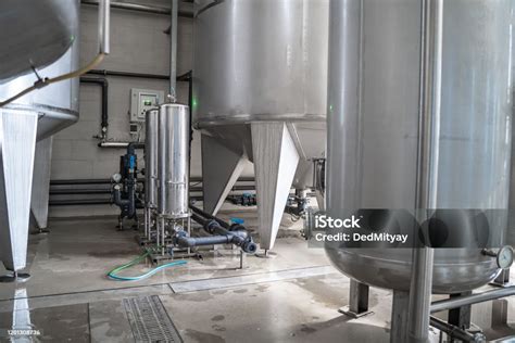 물 공장 생산 또는 양조장 여과 및 식수 처리를위한 대형 강철 탱크 업계 배경 스토리지 탱크에 대한 스톡 사진 및 기타 이미지 스토리지 탱크 직업 강철 Istock