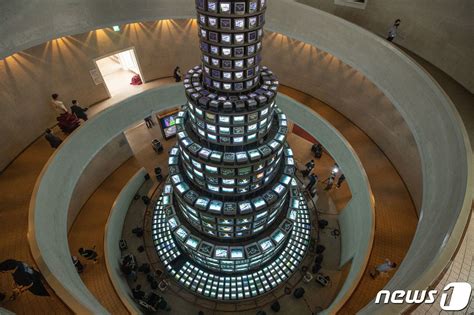 1003대 모니터로 만든 작품 백남준 다다익선 재가동