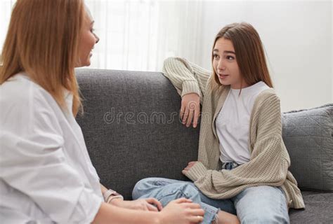Madre E Hija Hablando Entre Ellas En Casa Imagen De Archivo Imagen De Positivo Padre 242520517