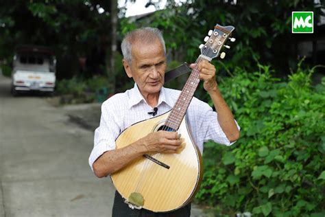 ၄၈ နှစ်တာ မယ်ဒလင် တီး ဝမ်းစာရှာခဲ့သူ မျက်မမြင်အဘိုး