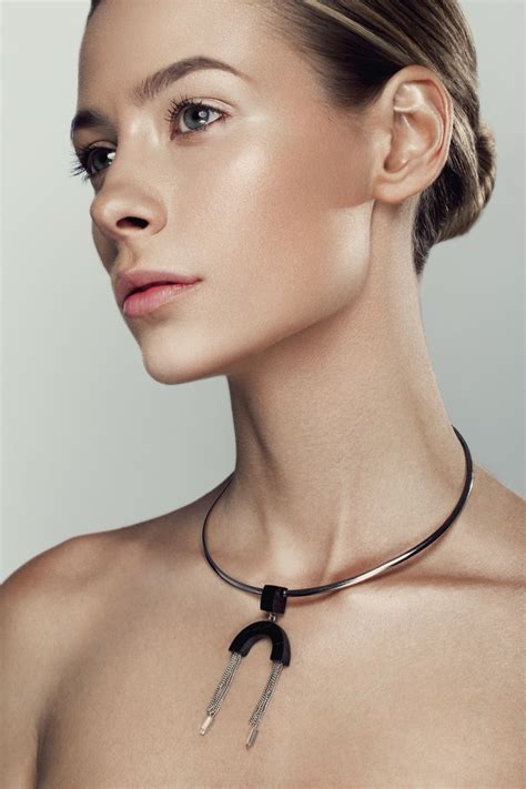 漂亮的女孩和裸体饰品素材 高清图片 摄影照片 寻图免费打包下载