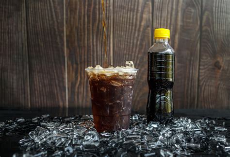 얼음과 청량 음료 병 또는 얼음 조각에 탄산 음료 유리에 검은 소다 검은 청량 음료 상쾌한 얼음과 함께 유리에 콜라 음료 가득 찬에 대한 스톡 사진 및 기타 이미지 Istock