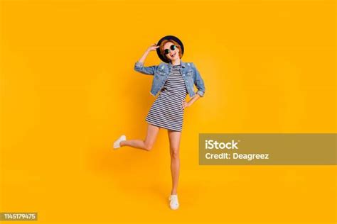 전체 길이 몸 크기 보기 밝은 생생한 광택 노란색 배경 위에 고립 된 공기 무료 예비 시간 라이프 스타일에 비행 멋진 매력적인 쾌활 한 낙관적 평온한 부주의 소녀의 초상화