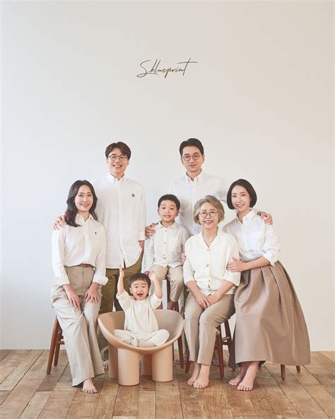 청사진관 가족사진 커플사진 아기사진 대가족사진 스튜디오 가족 모두가 한 프레임 안에 담기는 순간 그 자체로 하나의 역사입니다 🍂 멀리 사는 형제들