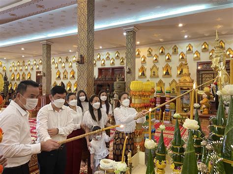 ឧកញ៉ា សុខ ស្រស់ ឧត្តមសេនីយ៍ឯក សុខ មនោរម្យ លោកជំទាវ គីម សុផារី អញ្ជើញកាន់បិណ្ឌទី១វត្តសម្តេចសង្ឃ