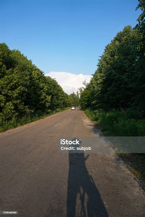 사람의 그림자 들판에서 도시 외곽의 웅장한 비포장 도로 봄에 초원에 깔끔한 단정 한 보도 디자인용 스톡 배경 0명에 대한 스톡 사진 및 기타 이미지 Istock