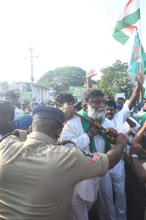 Andhra News రైతుల పాదయాత్రను అడ్డుకున్న పోలీసులు Police Stopped Amaravati Farmers Padayatra