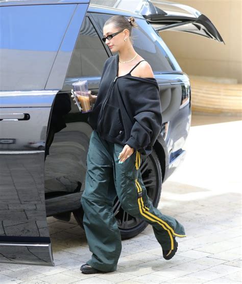 Ким Кардашьян доказывает что спортивные костюмы в стиле 90 х и 2000 х настоящий звездный