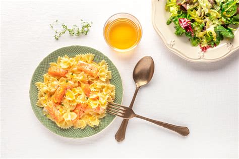 파스타와 와인 이탈리아 저녁 식사 훈제 연어와 크림 소스가 있는 Farfalle은 정상에서 와인 한 잔으로 촬영 하 고 메 클 룬은 샐러드를 남기고 텍스트 와인에 대한 스톡