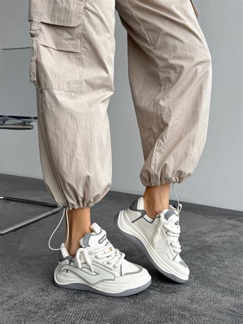 Кеди з обємними шнурівками молочні з сірими вставками Ladyboom