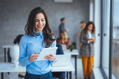 태블릿 컴퓨터를 사용하고 일하는 도시의 행복한 비즈니스 여성 30 34세에 대한 스톡 사진 및 기타 이미지 30 34세 35 39세 경영자 Istock