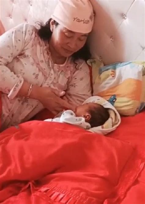 Mẹ U60 sinh thêm con anh trai 30 tuổi có thái độ bất ngờ khi thấy em Saostar vn