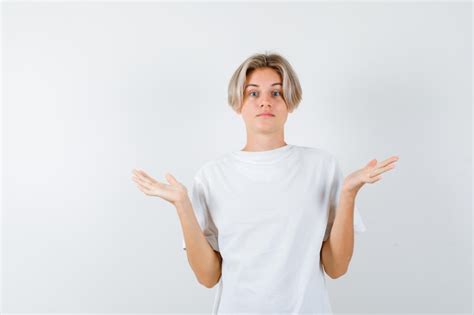 Красивый мальчик подросток в белой футболке Бесплатно Фото