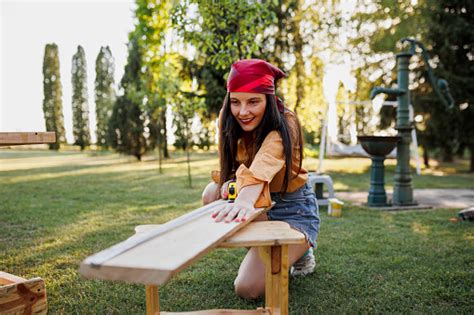 Diy 주택 개량을 진행하기 전에 집에서 측정 테이프를 사용하는 젊은 여성 인테리어 디자이너 Diy에 대한 스톡 사진 및 기타 이미지 Istock