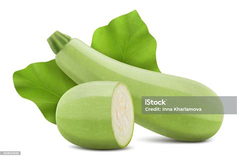 흰색 배경에 분리된 조각이 있는 골수 또는 호박 전체와 다진 야채 사실적인 3d 벡터 그림입니다 클리핑 경로 및 전체 피사계