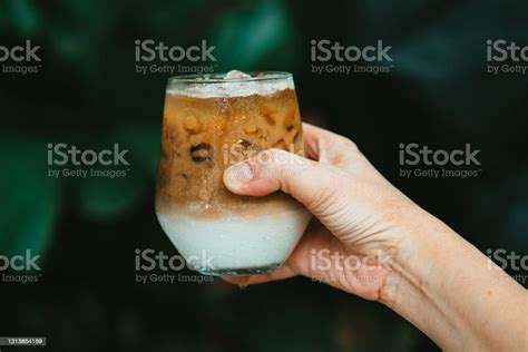하단에 크림이 있는 유리에 아이스 라떼 커피를 손에 들고 아이스 커피에 대한 스톡 사진 및 기타 이미지 아이스 커피 0명 갈색 Istock