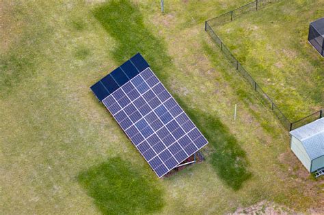 집 뒤뜰에 있는 태양 전지판 청정 전기 에너지 생성을 위해 독립형 프레임에 장착된 태양광 전지 0명에 대한 스톡 사진 및 기타 이미지 Istock