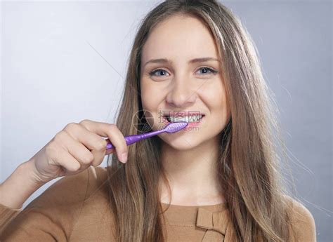 拿着牙刷的女孩高清图片下载 正版图片505724293 摄图网