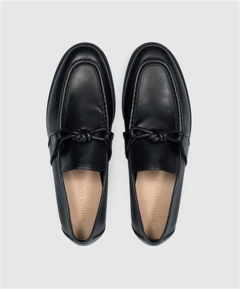 Bottega Veneta Черные кожаные лоферы Astaire с брендовым узлом 796445v4r30 купить в Symbol