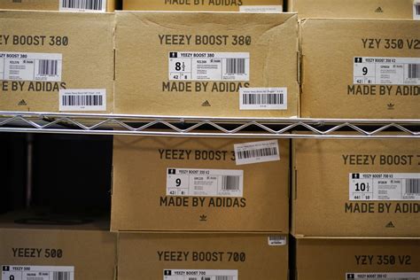 Кашони с обувки Yeezy произведени от Adidas Адидас в магазин за маратонки в Парамус Ню