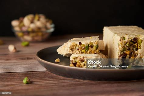 나무 표면에 피스타치오를 곁들인 유기농 할바 전통적인 중동 과자 유대인 터키어 아랍 동양 국가 디저트 Â 터키어 기쁨 개념 천연 비건 제품 공간을 복사합니다 0명에 대한