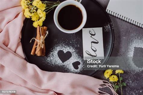 휴일 배경입니다 컵 커피 노트북 스카프 꽃 계 피와 회색 테이블에 심 혼의 발렌타인과 어머니의 날 개념 평평 하다 공간을 복사 0명에 대한 스톡 사진 및 기타 이미지