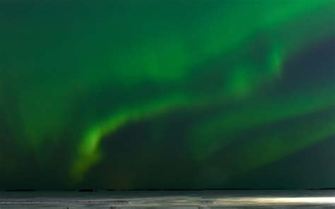 밤하늘의 오로라 녹색과 검은색 배경 프리미엄 사진