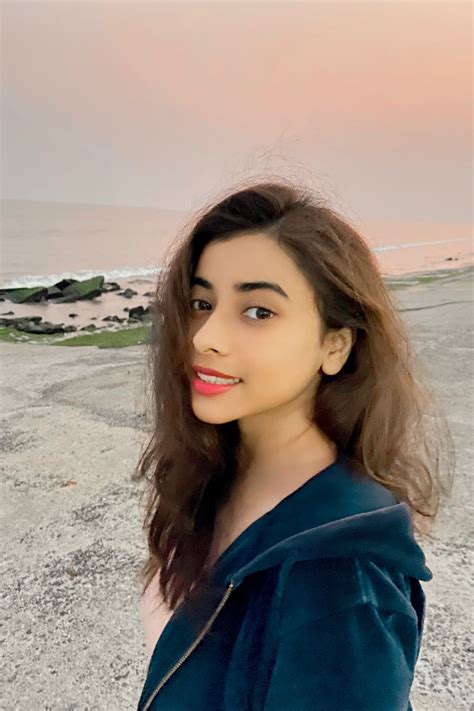 Shaam Bhi Koi Jaise Hai Nadi Lehar Lehar Jaise Beh Rahi Hai Koi Ankahi Koi Ansuni Baat Dheemi