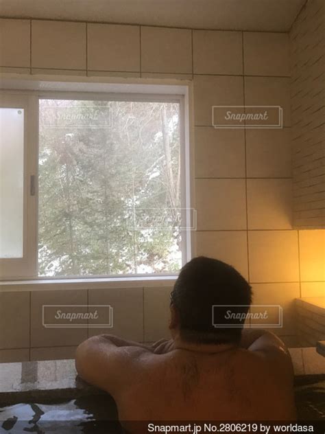 窓の前に座っている人の写真・画像素材 2806219 Snapmart（スナップマート）