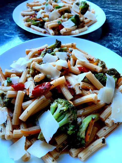 Ευκολες συνταγες ΤΑΡΤΑ ΣΟΚΟΛΑΤΑΣ Υλικά 250 γρ αλεύρι 100 γρ ζάχαρη άχνη 15 γρ κακάο 1 αυγό