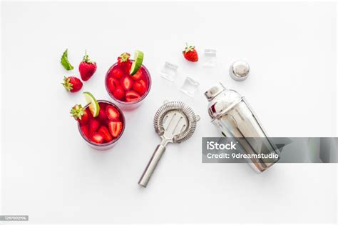딸기 얼음 민트가 있는 레드 드링크 콕테일 칵테일 만들기 바 도구 고명에 대한 스톡 사진 및 기타 이미지 고명 과일