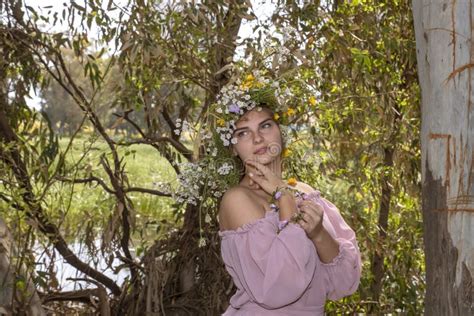 Portr T Einer L Chelnden Jungen Frau In Einem Kranz Von Den Blumen Nah Herauf Das Lehnen Auf