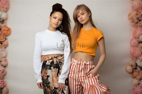 세련된 옷을 입은 여자