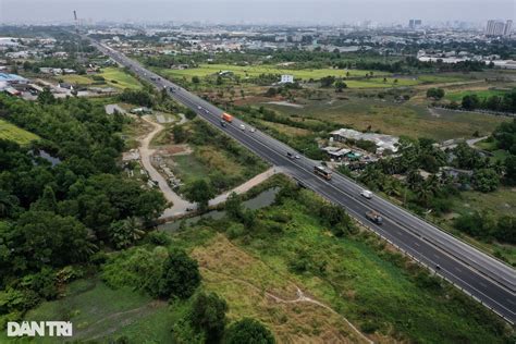 ภาพระยะใกล้ของถนน Vo Van Kiet ที่เชื่อมต่อทางด่วนโฮจิมินห์ซิตี้ Vietnam Vn