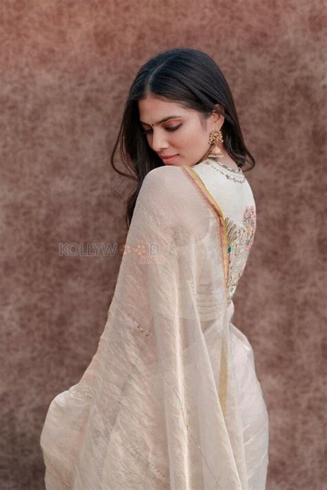 Gorgeous Malavika Mohanan In White Saree Photoshoot Stills 01 226402