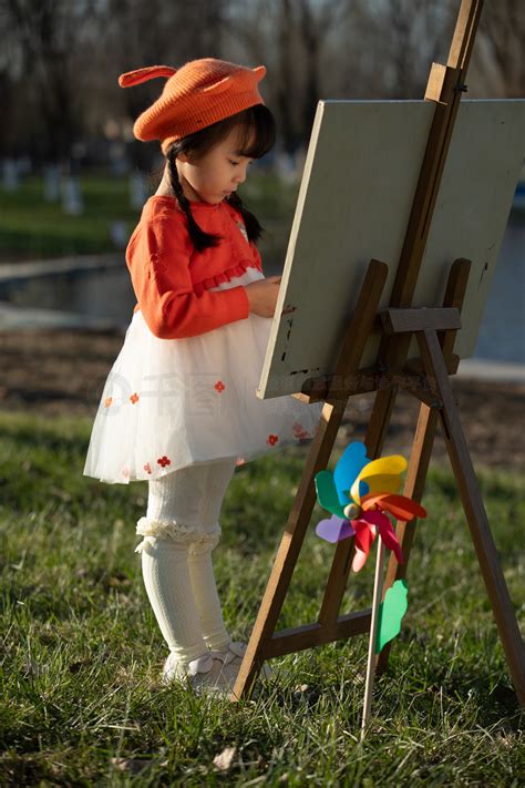 长发高清图片 可爱的小女孩写作业768 人像图片免费下载 格式 2667像素 编号67611019 千图网