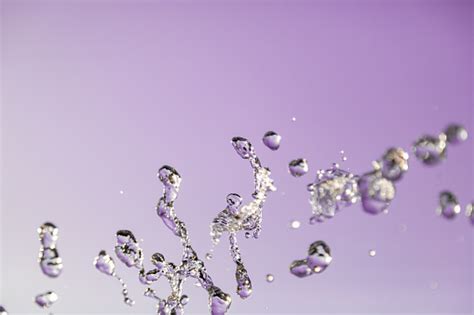 자연에서 분홍색과 보라색 고립 된 배경에 밝아진와 체인 거품으로 공기에 얼어 붙은 물방울 건강과 자연을 상징 하는 맑고 투명 한 액체 0명에 대한 스톡 사진 및 기타 이미지