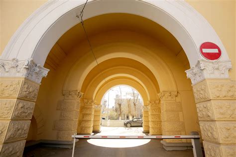 Депутат ГД Гаврилов разъяснил как законно установить шлагбаум во дворе Российская газета