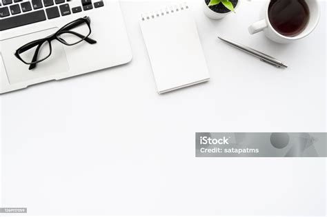 작은 빈 노트북 커피와 사무 용품의 노트북 컴퓨터 컵 흰색 사무실 책상 테이블 복사 공간 플랫 레이가 있는 상단 뷰입니다 0명에