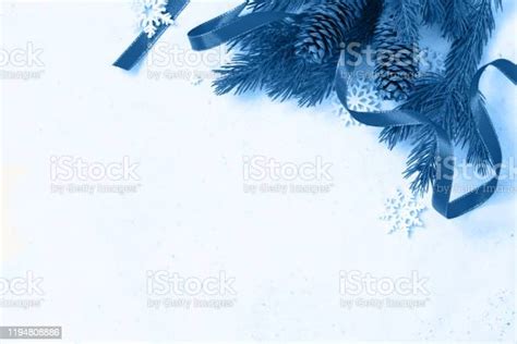 클래식 블루 2020 그라데이션 색상 팔레트입니다 크리스마스 새해 개념 배경입니다 가문비 나무와 장식의 가지 공간을 복사합니다 0명에 대한 스톡 사진 및 기타 이미지