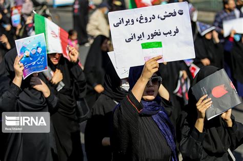 عکس ا دست نوشته متفاوت یک زن در مراسم تشییع شهدای شاهچراغ شیراز