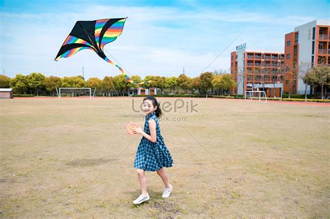 연을 비행하는 어린 소녀 놀이터 사진 무료 다운로드 Lovepik