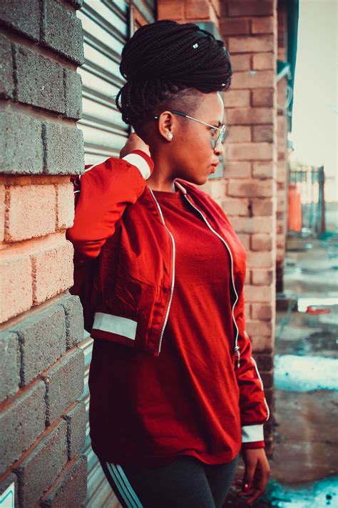 무료 이미지 빨간 어깨 시원한 아름다움 유행 거리 패션 목 겉옷 사진술 사진 촬영 재킷 모델 티셔츠 흑발 스타일 운동복 귀 소매