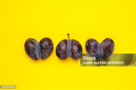 노란 배경에 모양의 하트의 세 못생긴 매화 못생긴 채소와 과일은 음식에 적합합니다 개념 유기농 식품 폐기물 의 감소 0명에 대한 스톡 사진 및 기타 이미지 Istock