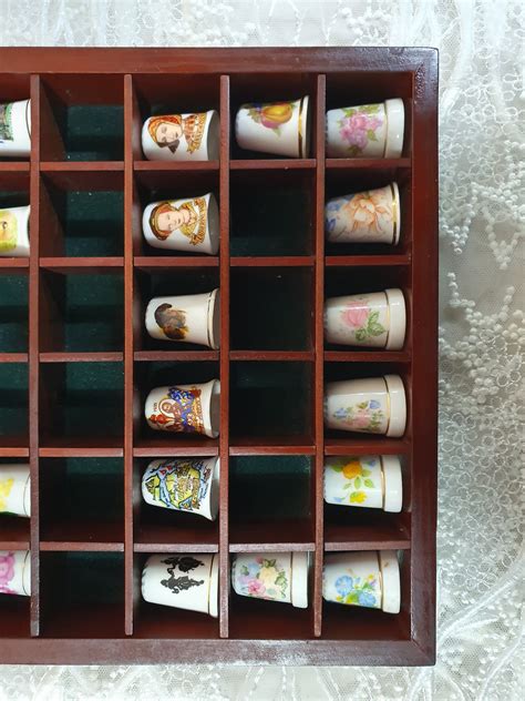 복주옥션 도자기골무세트 유럽 도자기 골무와 원목진열장 세트구성입니다 웟부분의 골무는